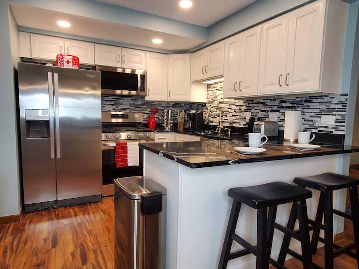 ~King Bed, Updated, Fast Wi-fi, Near Hospitals~ - Worth, IL