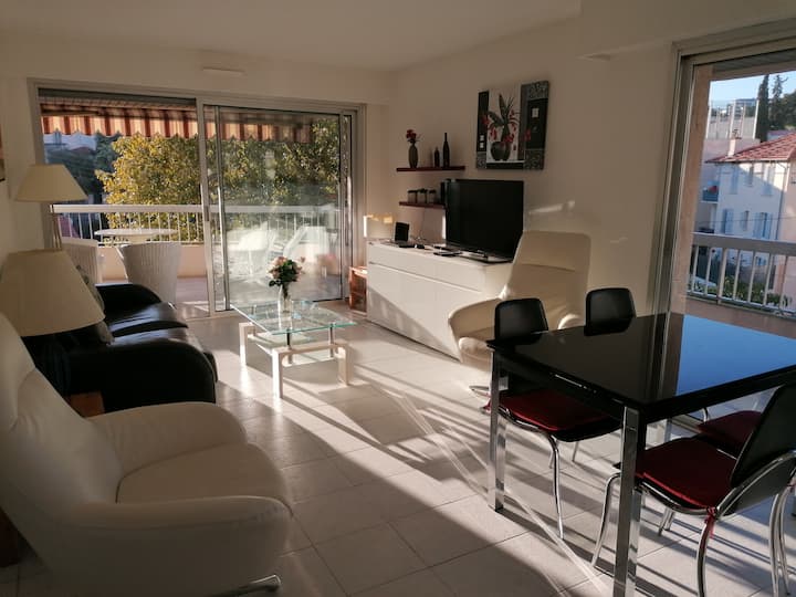 Superbe F2 De 50m2, Grande Terrasse.
Parking Privé - Cannes