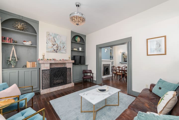 Historic 1800's Townhome In ❤︎ Of City W/ Parking - Savannah, GA