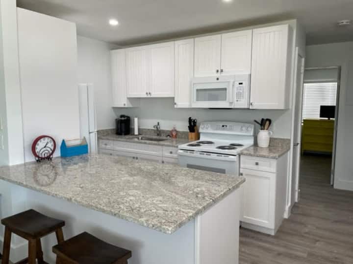 2/2 Tropical Bungalow / Sleeps 4 - Vero Beach, FL