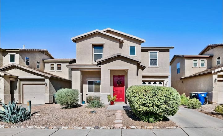 Beautiful Family-friendly Remodeled Red Door House - Tucson, AZ
