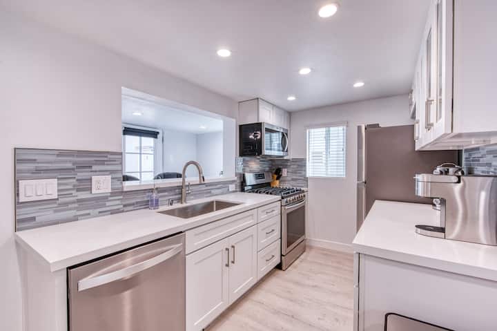 Beach Retreat - Balboa Island, CA