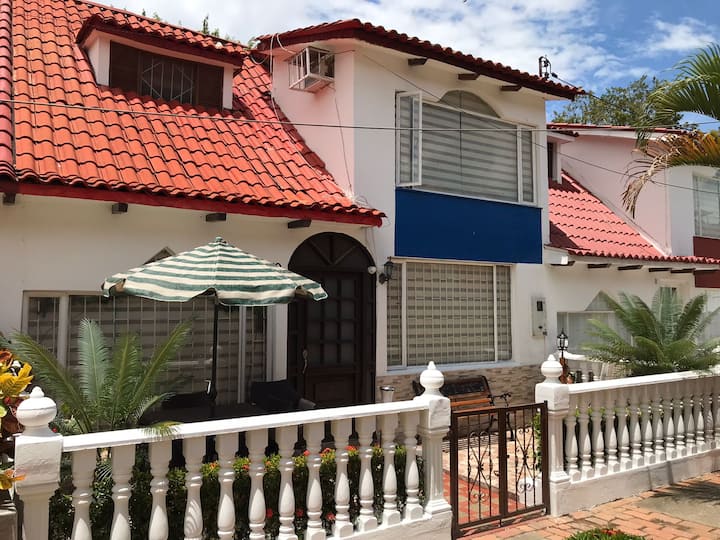 Casa Comoda,  Bien Ubicada En Conjunto Con Piscina - Melgar
