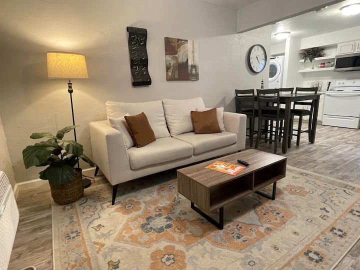 King Bed 2br Suite In The Heart Of Appleton #D - Appleton, WI