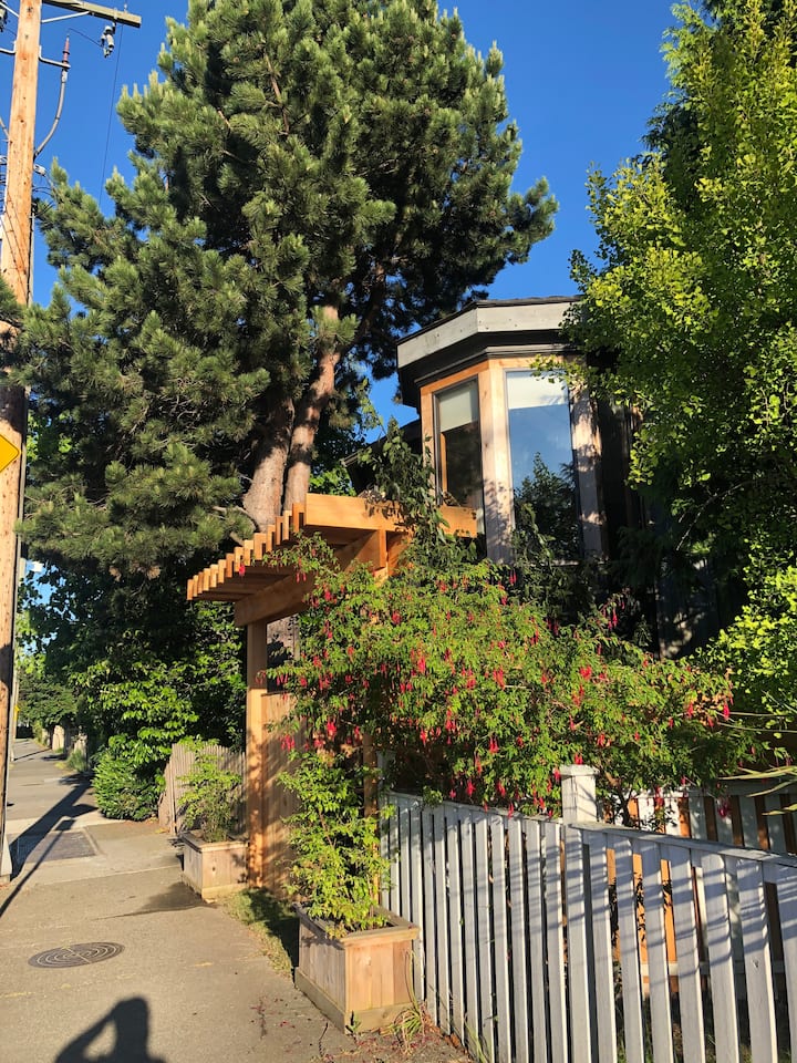 Hummingbird Hideout - Victoria