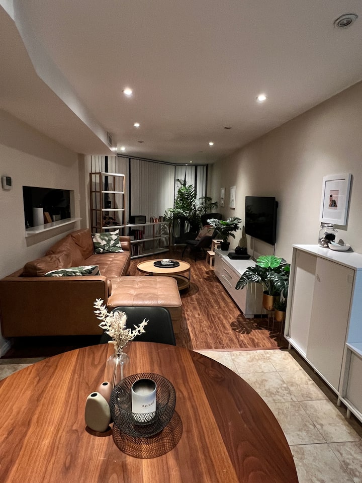 Lovely 2 Bedroom Condo In The Heart Of Toronto -