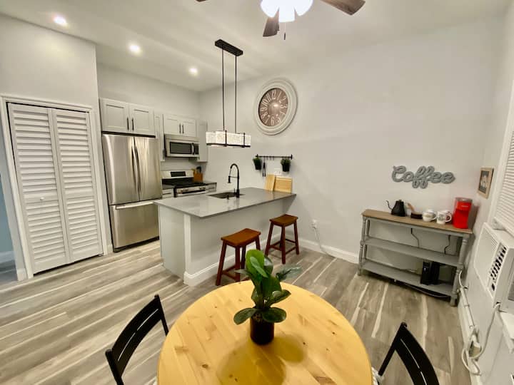 Inn Ybor - Unit A. Remodeled Historic Apartment - Tampa, FL