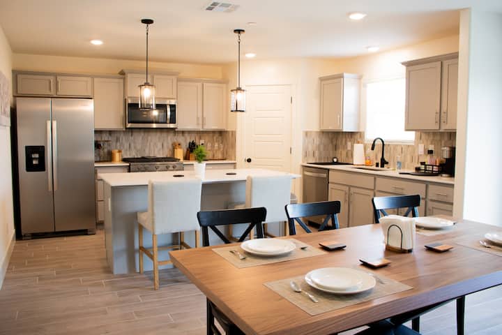 New Custom Farmhouse With Game Room & Personal Gym - Bakersfield, CA