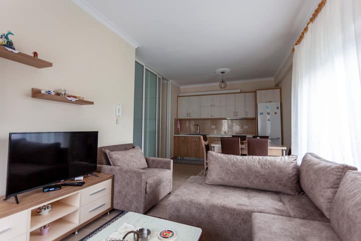 Central Apartment For 4, 2min Walk From Beach - Himarë