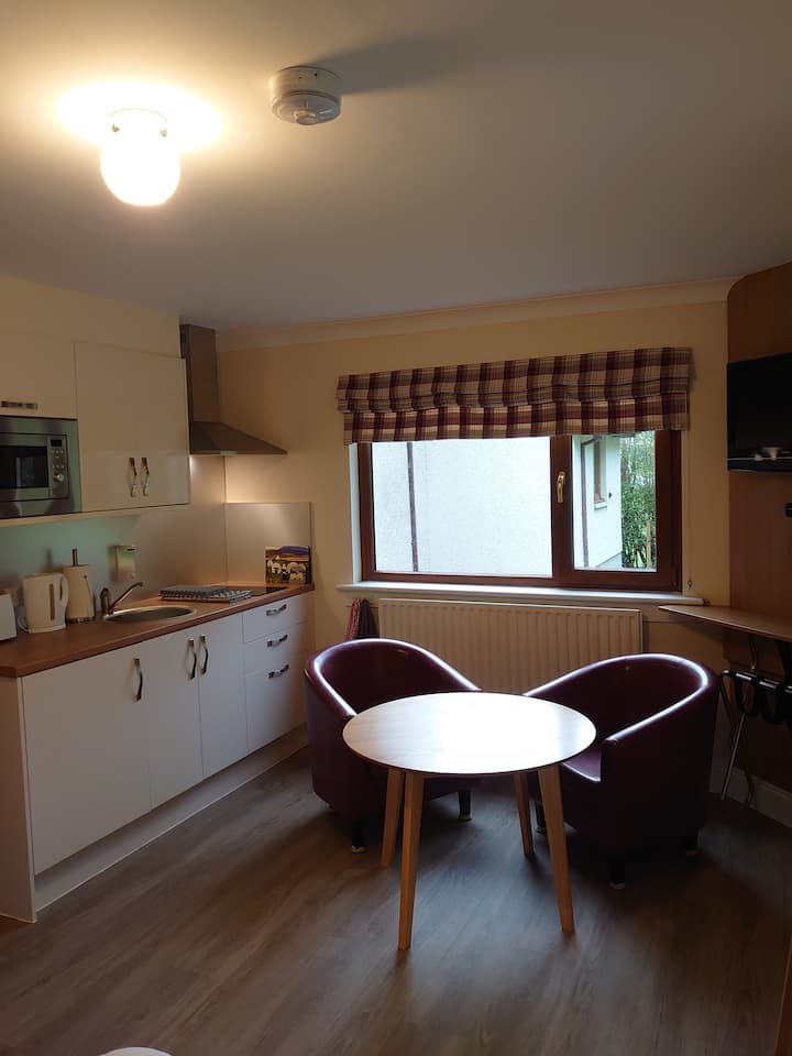 Caledonian Studio "The Wee Gem In The Glen" - Loch Ness