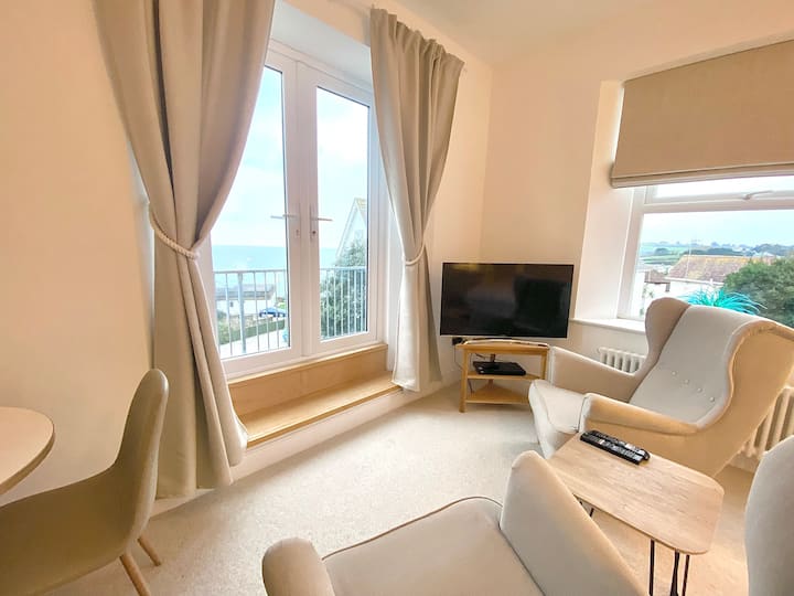Bayview Apartment 3- Seaview With Balcony - Gyllyngvase Beach
