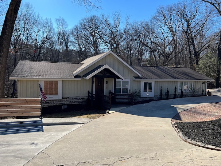 Tristan Trail House W/ Easy Trail Access & Hot Tub - Bella Vista, AR