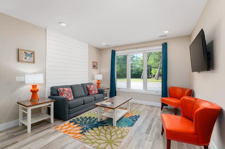 Condo Near Downtown | King Bed + Dog Friendly - Traverse City, MI