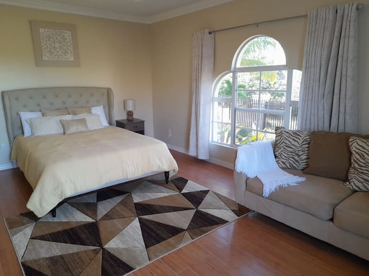 Deluxe 1 Bed/1bath Suite With Kitchen - Freeport