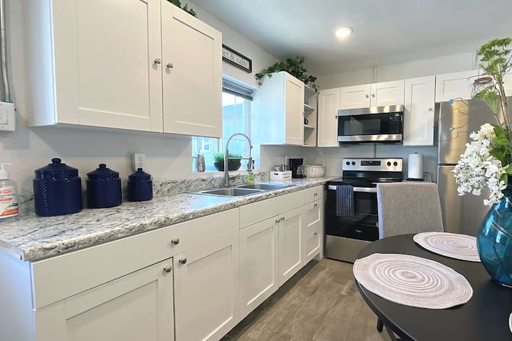 Modern 1 Bedroom Guest House W/ Gated Parking - El Paso, TX