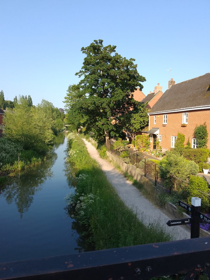 House By The Canal - Painswick