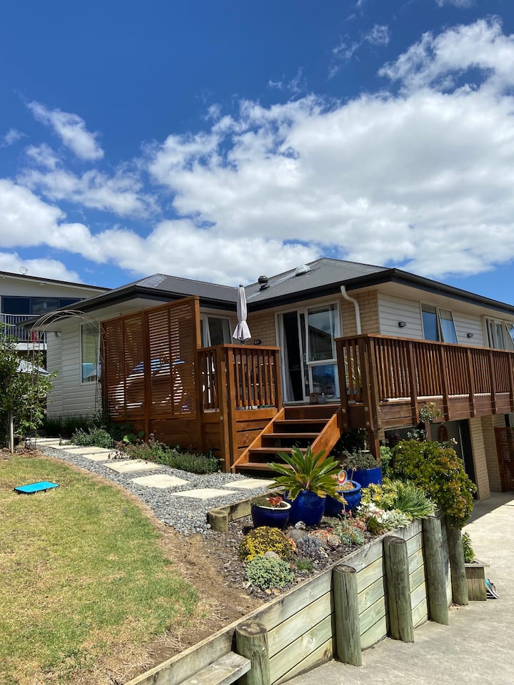 Modern Two-storied, 3-bedroom Home At The Beach - Raglan
