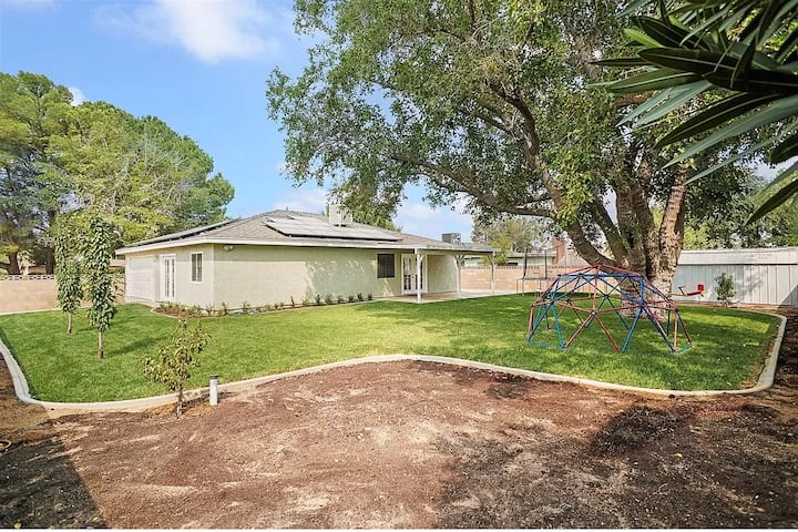 Work + Relax •Spacious Studio W/beautiful Backyard - Lancaster, CA