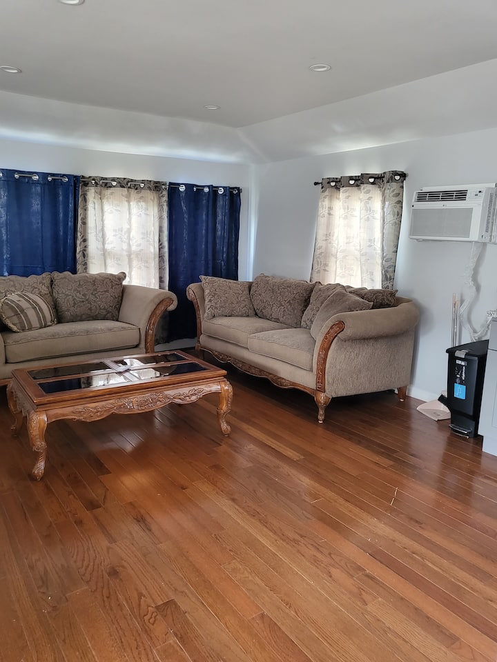 Lovely 3 Bedroom 2 Bathroom Unit Rental In Queens. - Valley Stream