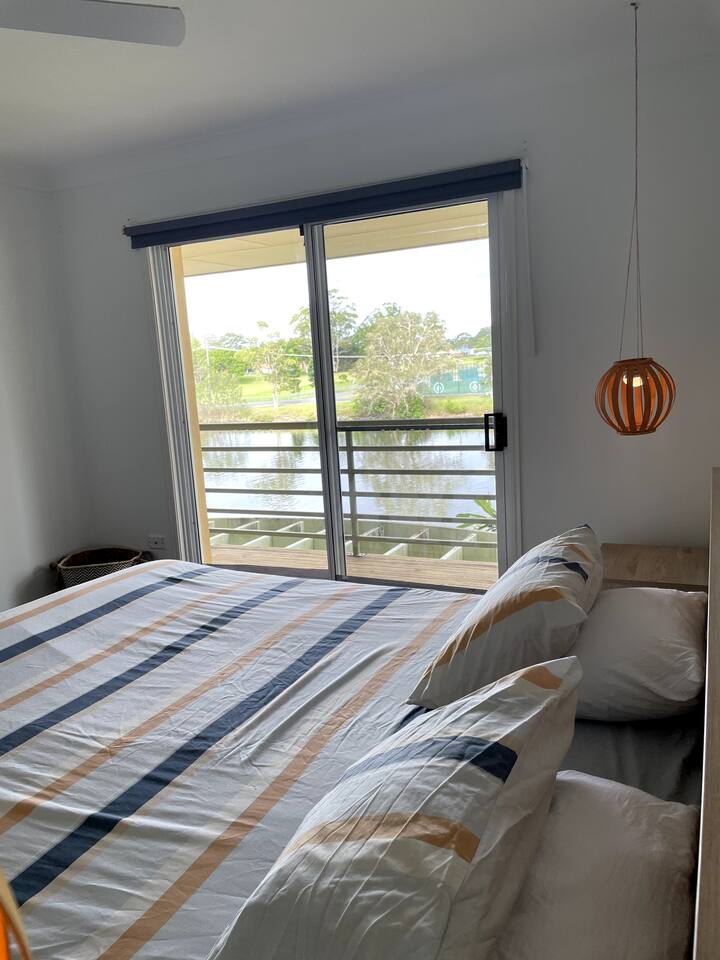 Relaxing Waterfront Townhouse Close To The Beach - Gold Coast