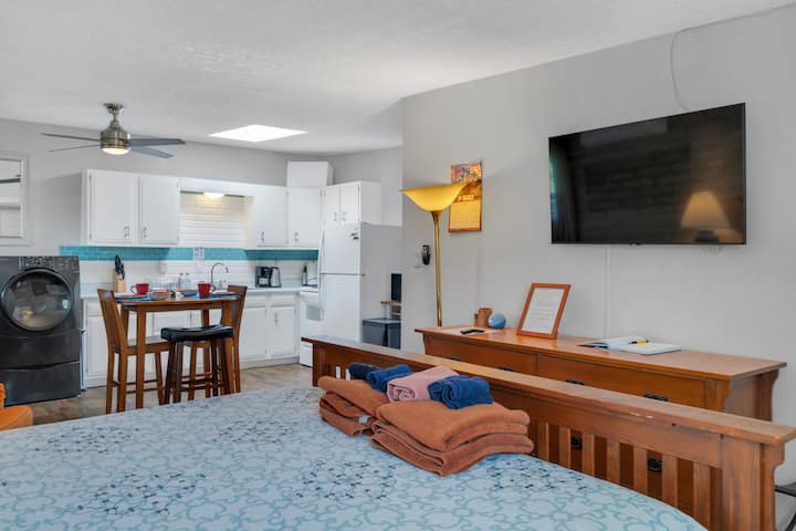 Desk, Fast Wifi, King Bed, Full Kitchen! - Tucson, AZ