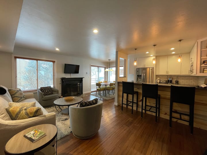 Lovely 2 Bedroom Condo, Great Location In Snowmass - Snowmass Village, CO