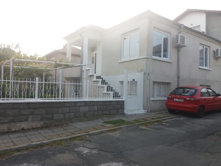 Самостоятелна морска къща Наде с двор и градина! - Sinemorets