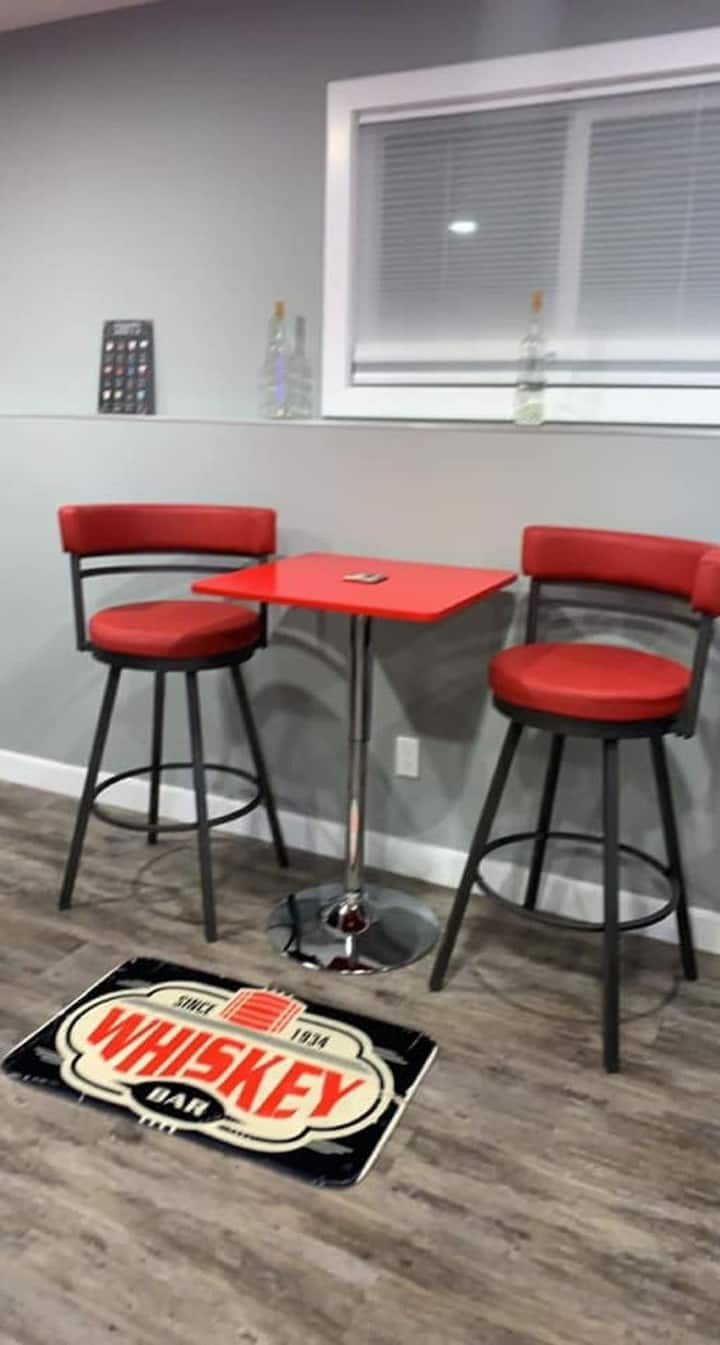 Man Cave.......poker, Pool, Darts Even A Hot Tub! - Red Deer