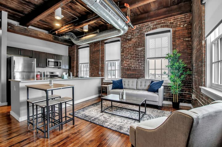 Luxury 2 Bedroom Loft Apartment W/ Free Parking - 水牛城