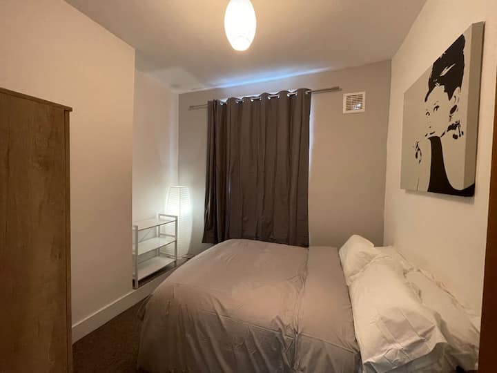 2 Bedroom Flat In London -Central Line -Near Tube - London