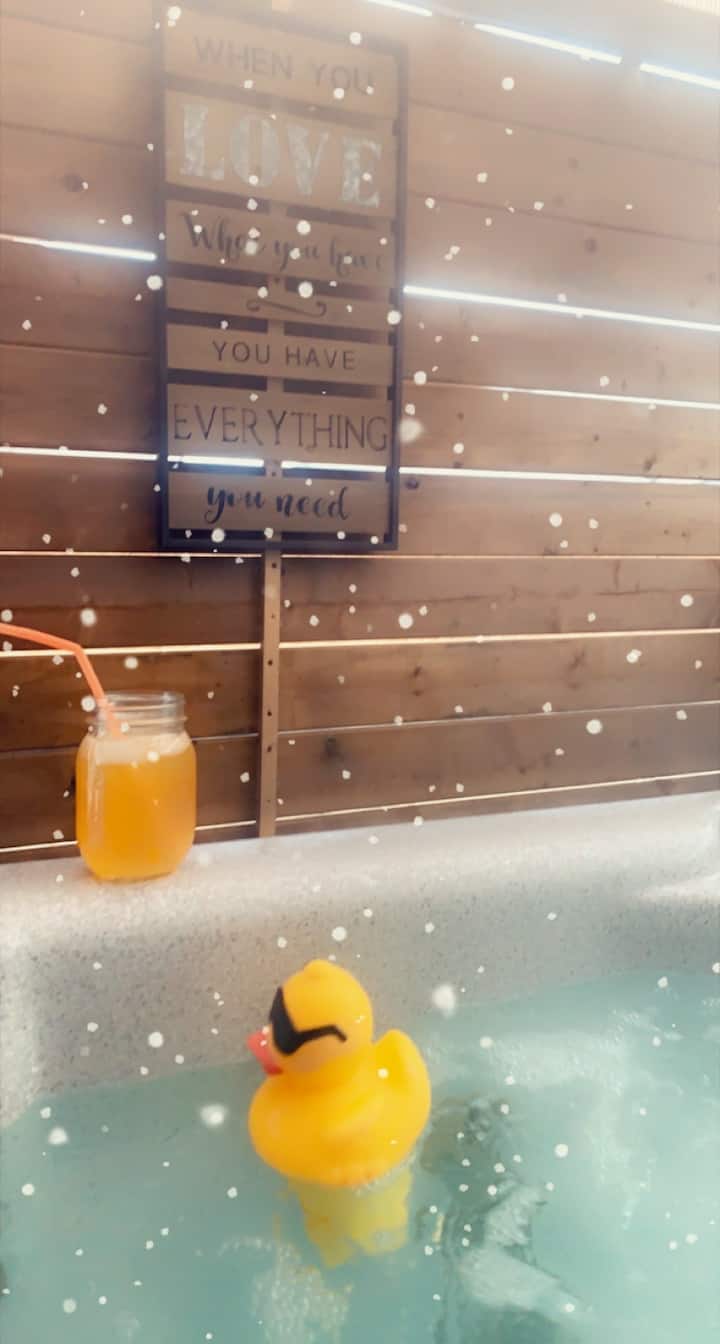 Couples Getaway....soak In The Hot Tub, Pool Table - Red Deer