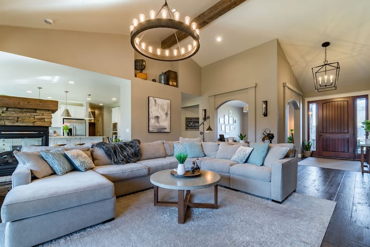 Luxurious 5-bedroom House - Convenient Location - Springfield, OR