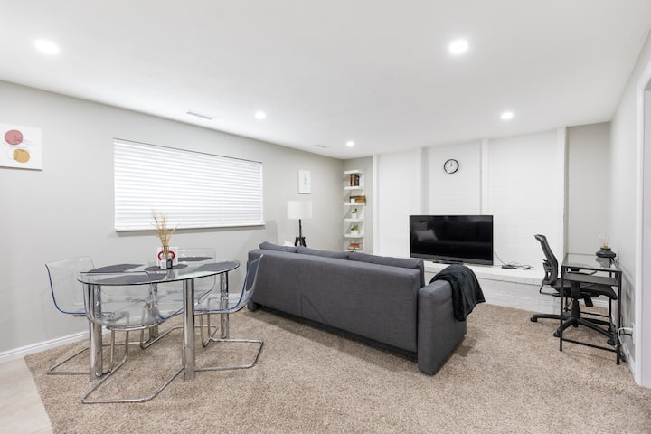 Entire Guest Suite ~ Sandy ~ Crisp/ Clean/ Modern - Sandy, UT