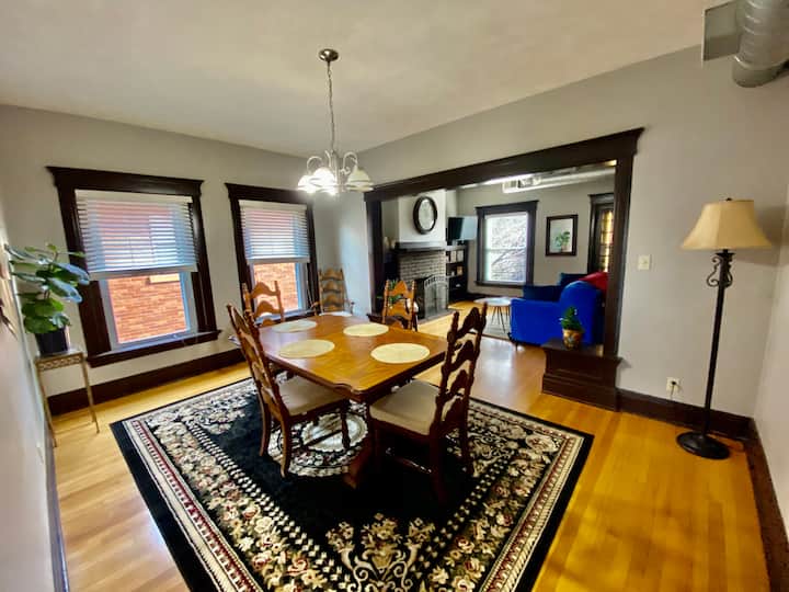 Cute Central 2br Condo, Fireplace, Sun Porch! - Omaha, NE