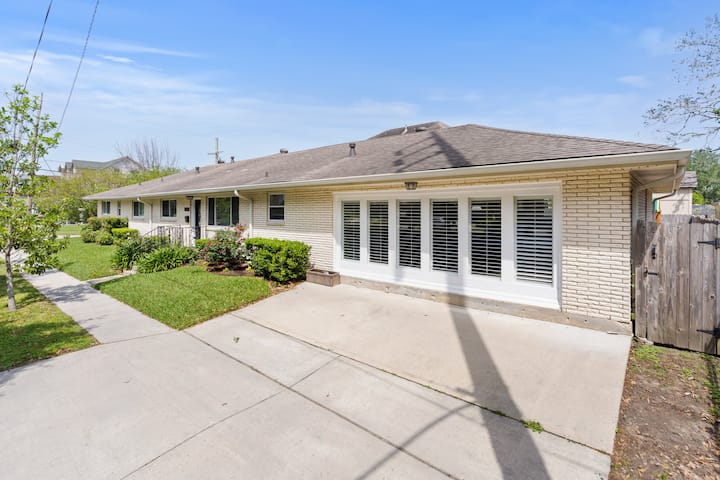 Vibrant Maison Fleur De Lis - Metairie, LA