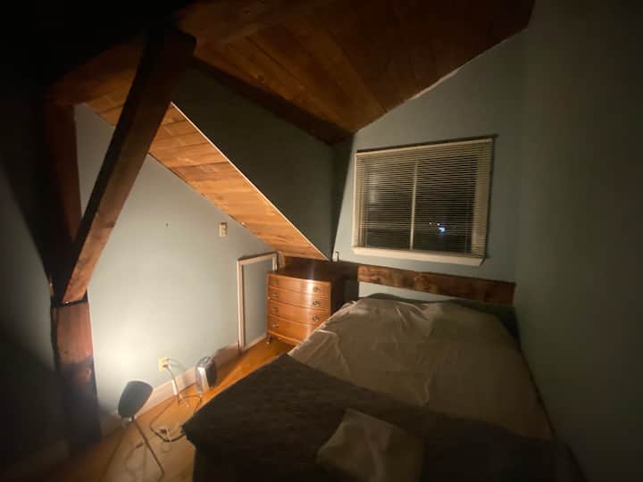 Cozy Queen Bedroom In Historic Old Mill - Georgina