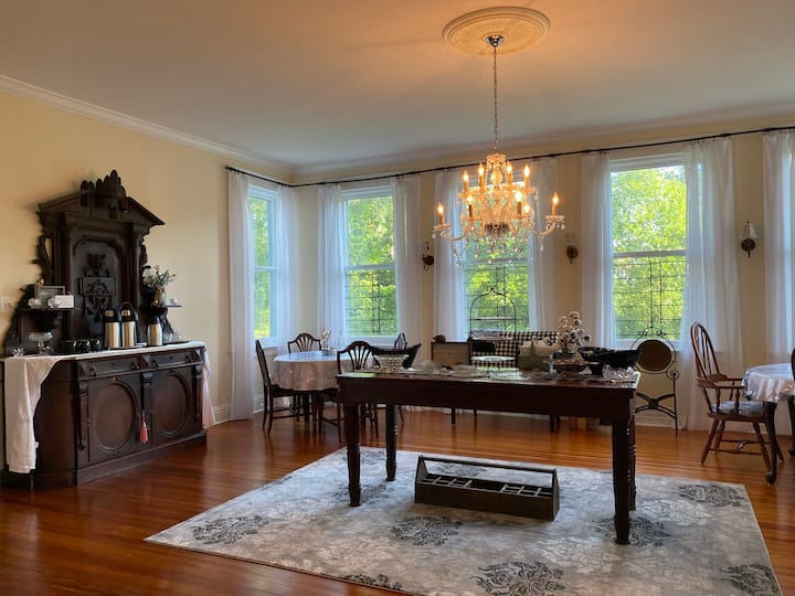 Welcoming Queen Sized Bedroom With A Private Bath - Natchez, MS