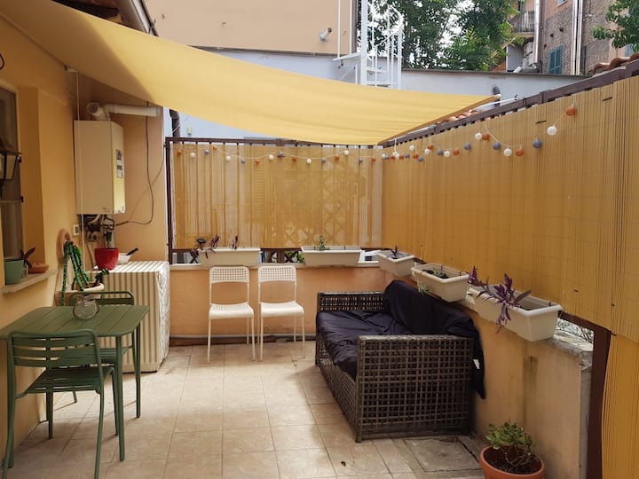 Indipendent House, With Patio, 2-minute Far Metro. - Roma