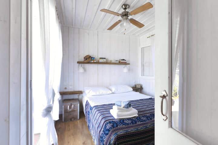 Glamping Poros. Fairy Tale Cottage  By The Sea. - Greece