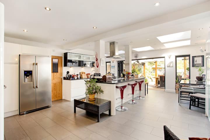 Fabulous 5 Bed House In London Borough Of Kingston - Surbiton