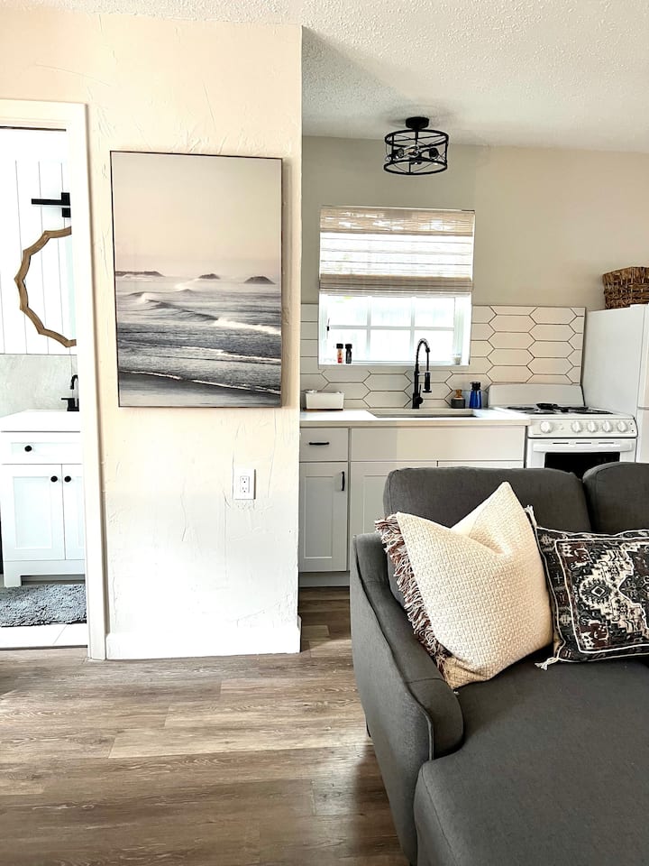 Beautiful Studio Close To Downtown & Beach - Lake Worth, FL