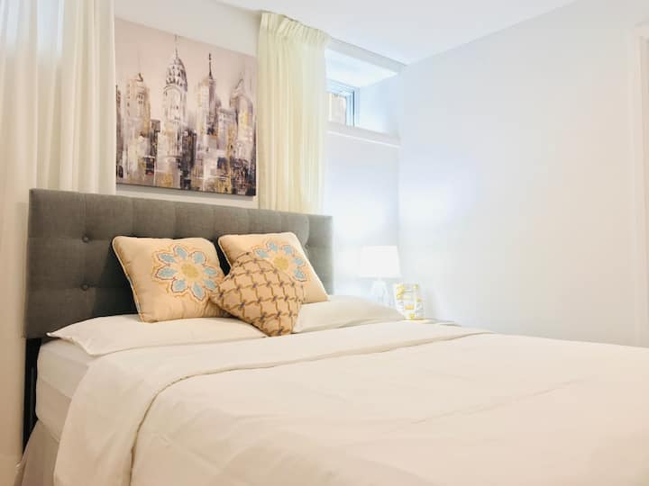 Homey Spacious Room-basement-near Lawrence Station - Toronto