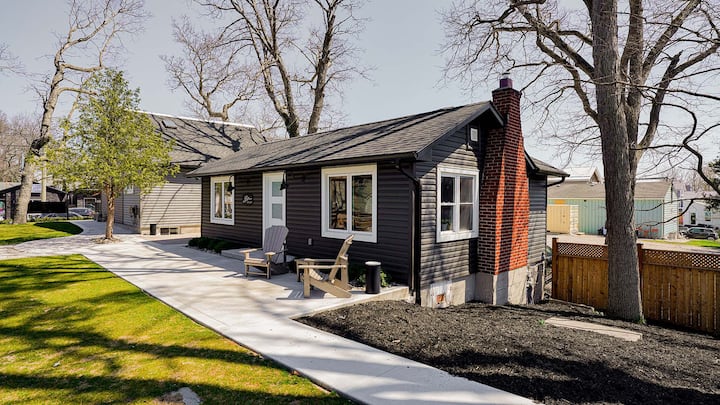 2 Guests, 1-king Bed Luxury Cottage On Main Street - Grand Bend