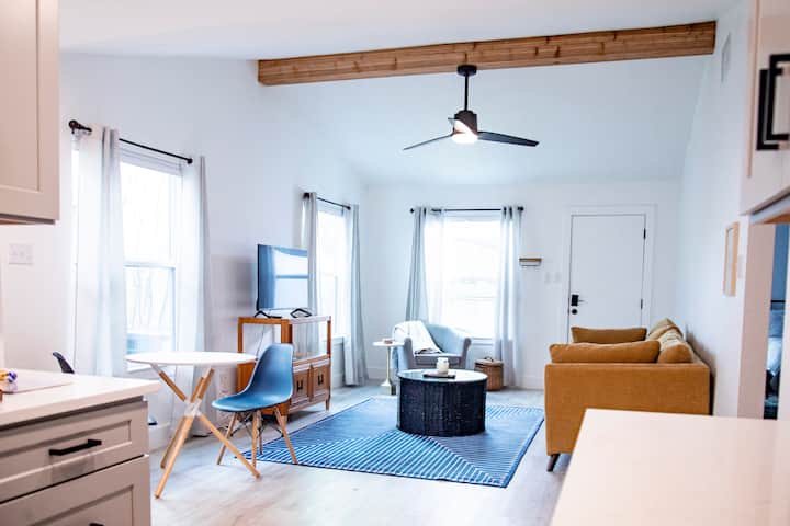 The Winnie House~
S. Austin Sunny + Modern Retreat - Austin