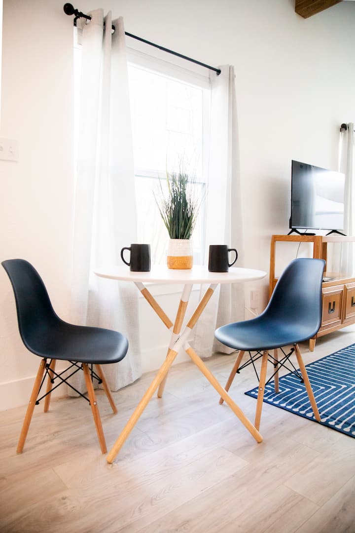 The Winnie! South Austin ~ Bright + Modern Retreat - Sunset Valley, TX