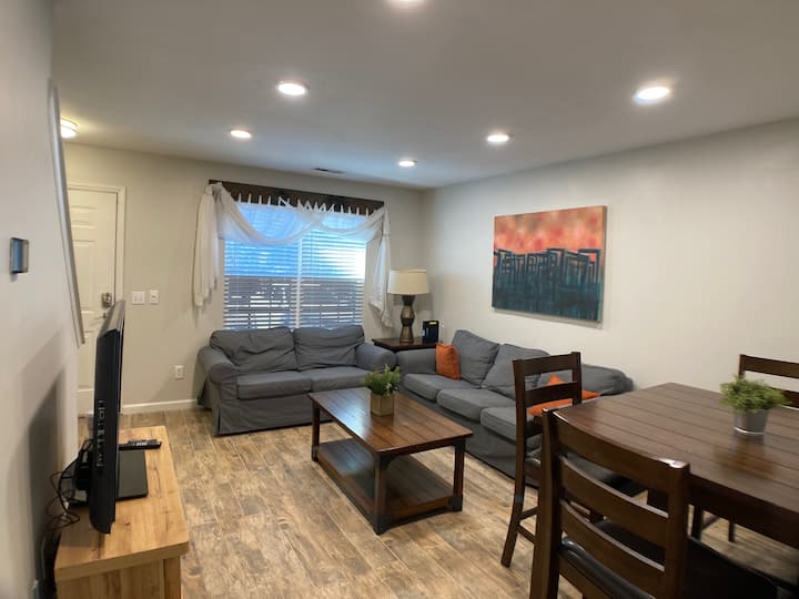 Lovely 2 Bedroom Townhouse In Central Location - Raleigh, NC