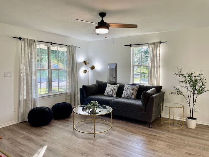 Chic Cottage - Minutes From Baylor & Downtown Waco - Waco, TX