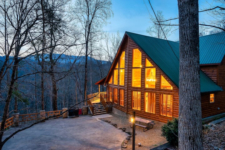 Location! Arcades Theater Hot Tub King Suites - Gatlinburg, TN