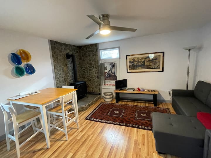 Lovely One Bedroom With Gas Fireplace. - Woodstock, NY