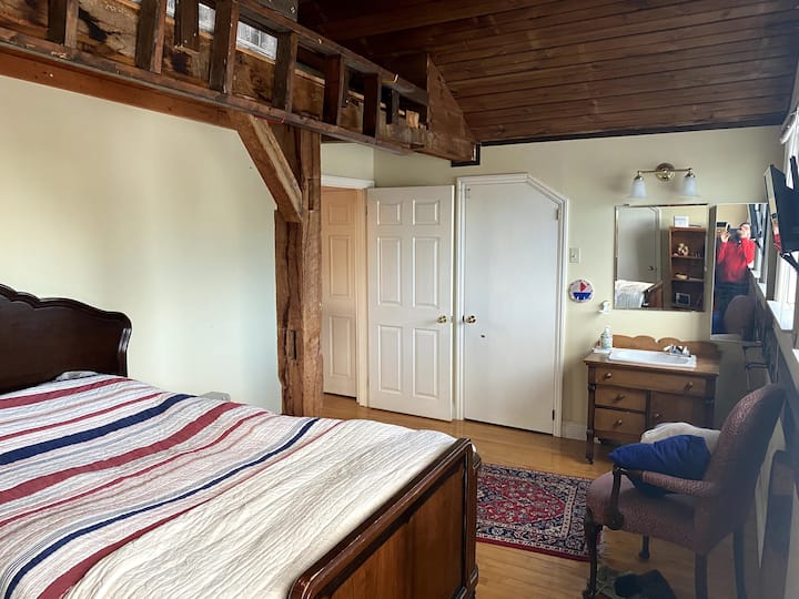 Sunny Double Bedroom Suite In Historic Old Mill - Georgina